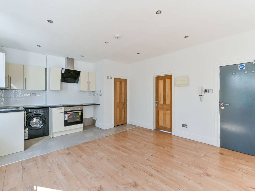 1 bed flat for sale in London Road, Hackbridge, Wallington SM6 - Zoopla