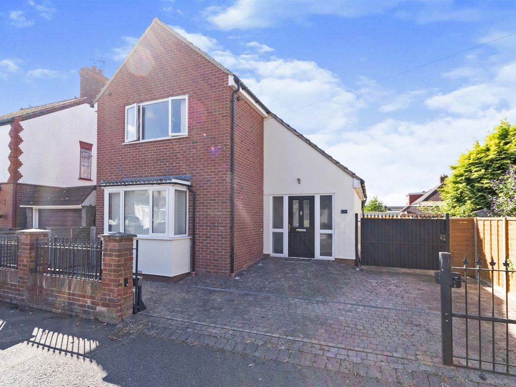 3 bed detached house for sale in Lothair Road, Luton LU2 - Zoopla