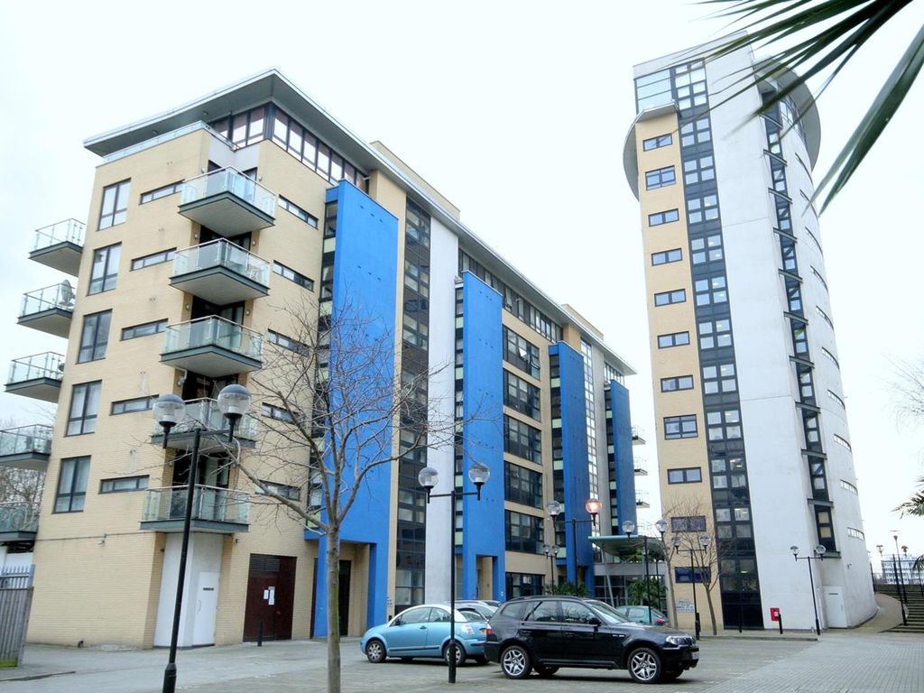 1 bed flat to rent in Westferry Road, London E14, £1,950 pcm - Zoopla