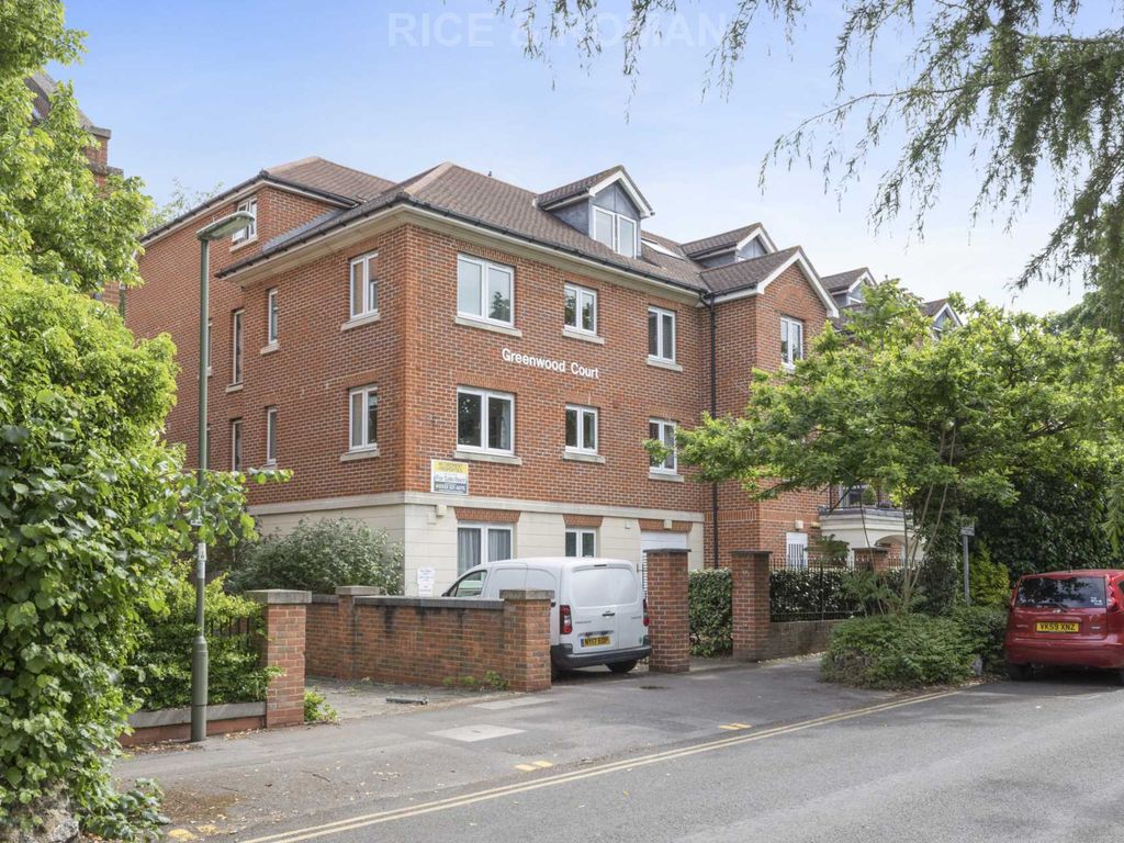 2 bed flat for sale in The Parade, Epsom KT18, £260,000 - Zoopla