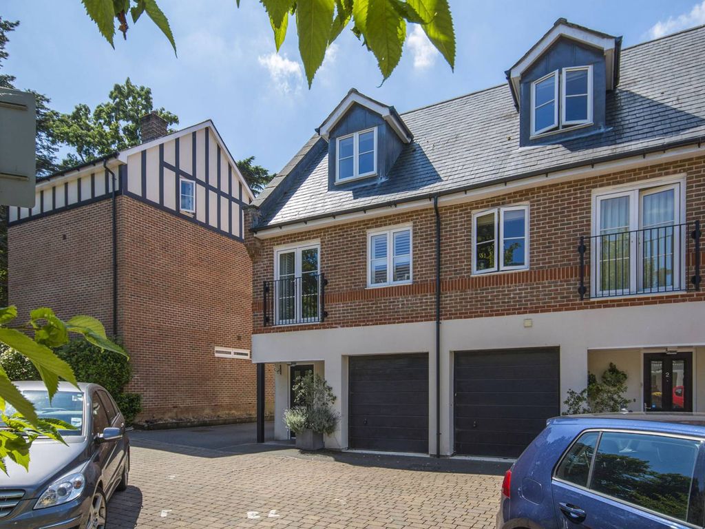 3 bed end terrace house to rent in Weatherill Close, Guildford GU1 - Zoopla