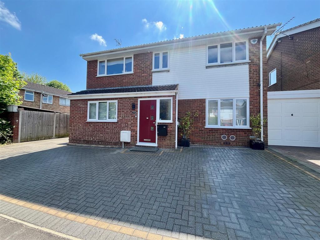 4 bed link detached house for sale in Aidans Close, Dunstable LU6, £ ...
