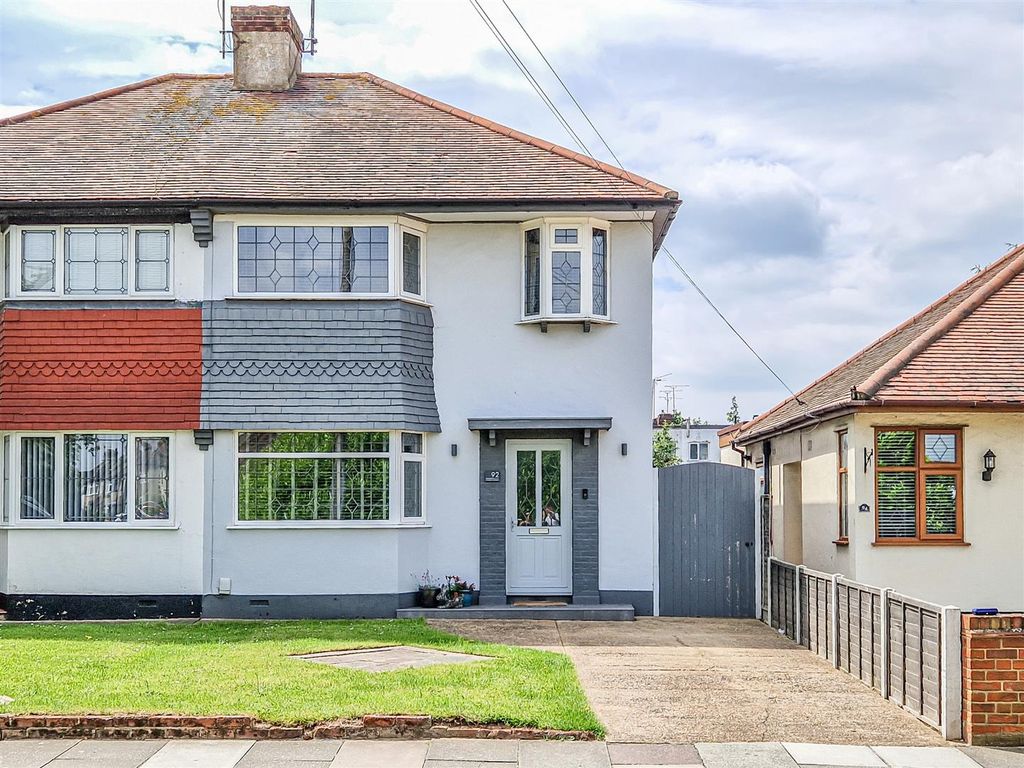 3 Bed Semi Detached House For Sale In Hampton Gardens Southend On Sea