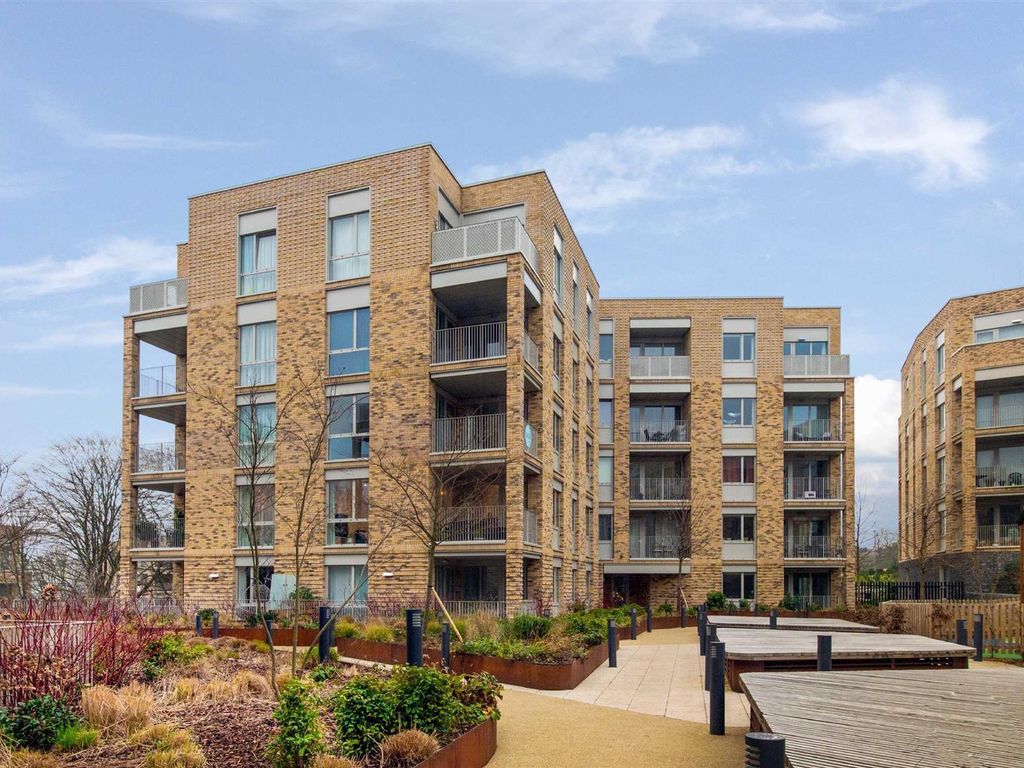 3 bed flat to rent in Medawar Drive, London NW7, £2,750 pcm - Zoopla