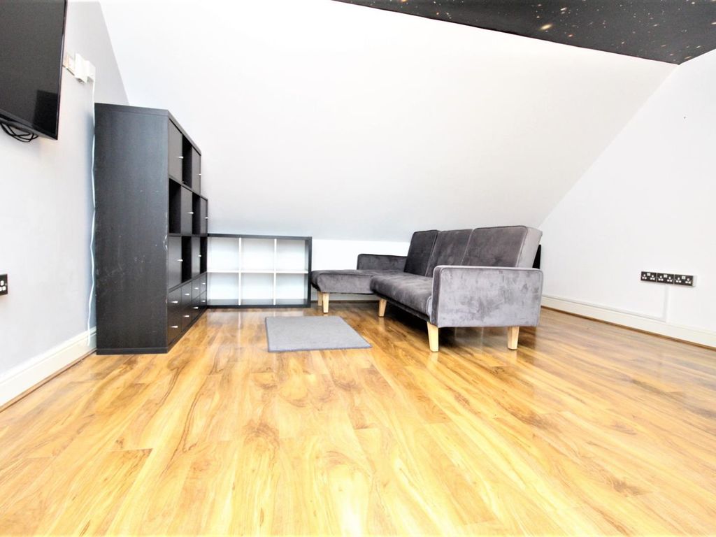 Room to rent in Connaught Avenue, London E4 - Zoopla