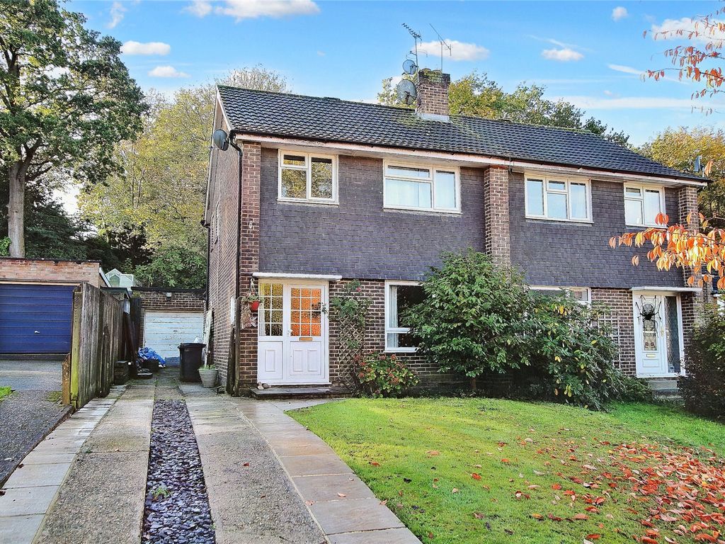 3 Bed Semi Detached House For Sale In Knaphill Woking Surrey Gu21 £