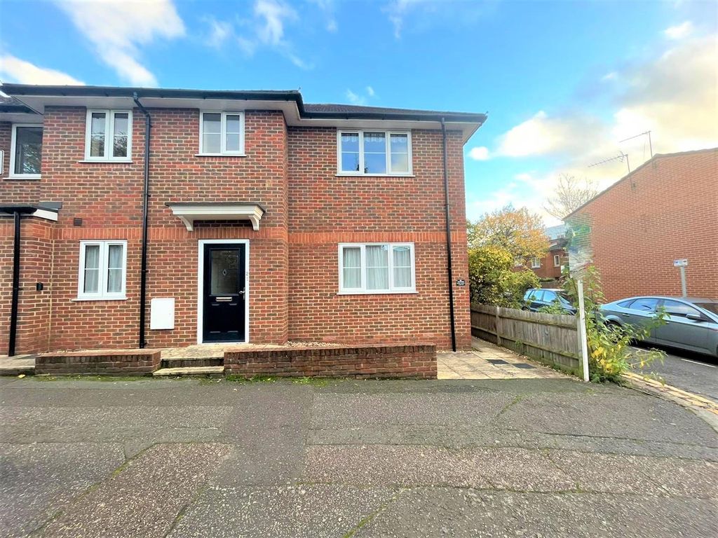 2 bed flat to rent in Iffley Close, Uxbridge UB8 - Zoopla