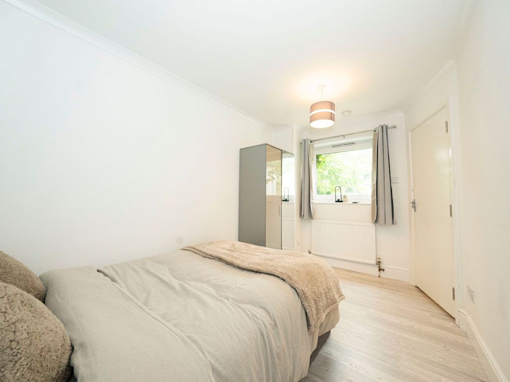 Room to rent in Capstan Square, London E14, £875 pcm - Zoopla