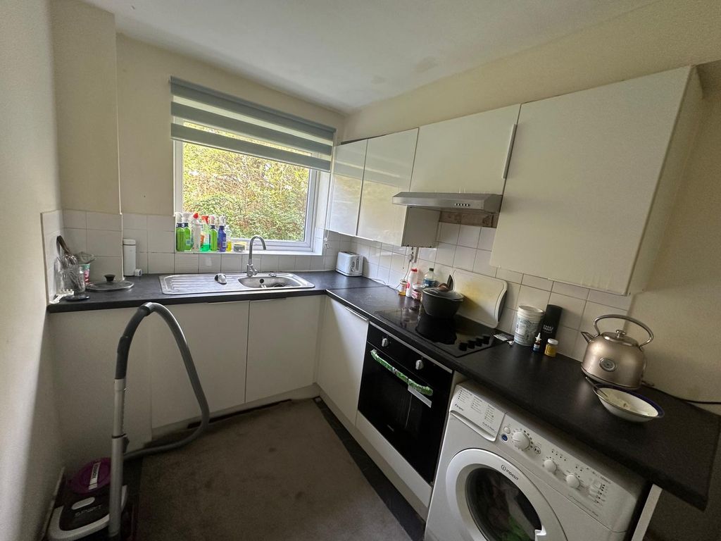 1 bed flat to rent in Dellow Close, Ilford IG2, £1,450 pcm - Zoopla