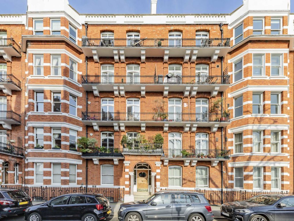 4 bed flat to rent in Trebovir Road, London SW5 - Zoopla