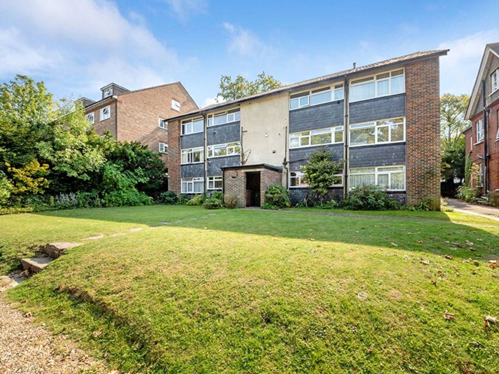 2 bed flat to rent in Eaton Road, Sutton SM2, £1,700 pcm - Zoopla