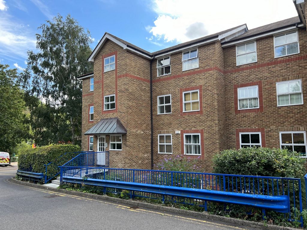 2 bed flat for sale in River Bank Close, Maidstone ME15, £190,000 - Zoopla
