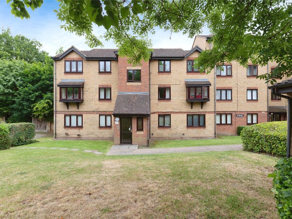 1 bed flat for sale in Linnet Way, Purfleet-On-Thames, Essex RM19, £ ...