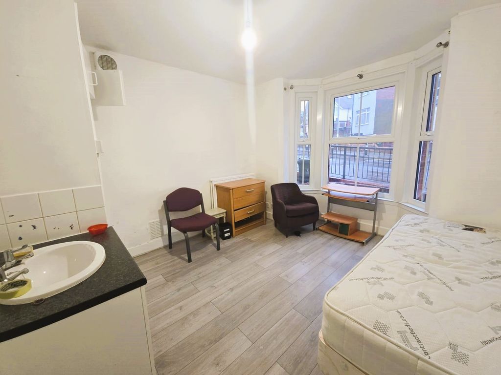 Room to rent in Pell Street, Reading RG1, £650 pcm - Zoopla