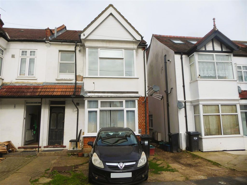 2 bed flat for sale in Bulstrode Avenue, Hounslow TW3, £340,000 - Zoopla