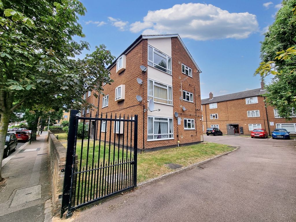 3 bed flat to rent in Ryder Court, Leyton E10, £2,000 pcm - Zoopla