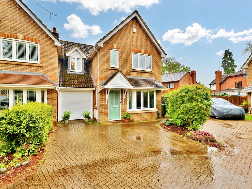 3 Bed Semi Detached House For Sale In Cavell Way Knaphill Woking