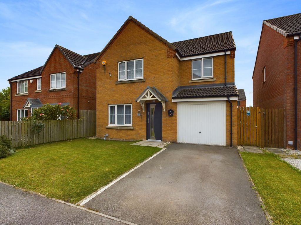 4 bed detached house for sale in Spruce Way, Selby YO8, £300,000 - Zoopla