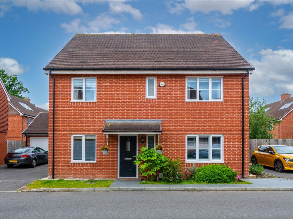 4 bed detached house to rent in Killick Road, Horley RH6, £2,500 pcm ...