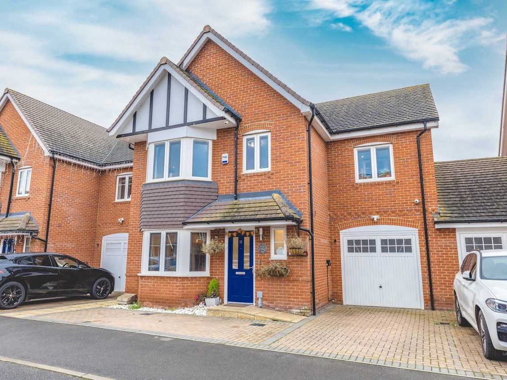 4 bed link-detached house for sale in Starling Crescent, Langley SL3, £ ...