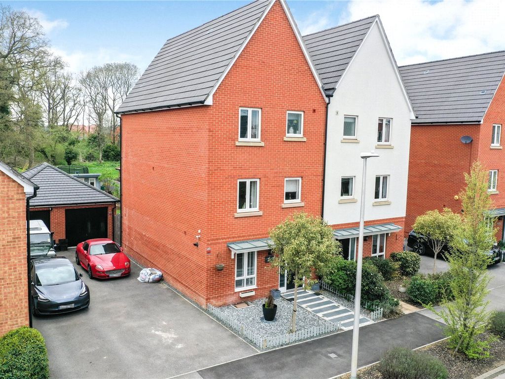 4 bed town house to rent in Appleton Way, Shinfield, Reading, Berkshire ...