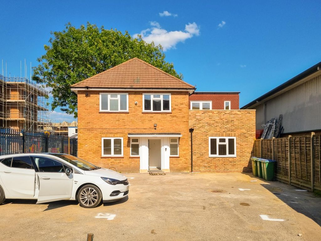 Studio to rent in Garston Park Parade, Garston WD25, £970 pcm - Zoopla