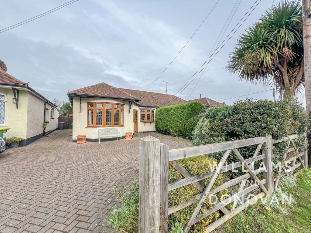 3 Bed Semi Detached Bungalow For Sale In Oxford Road Ashingdon