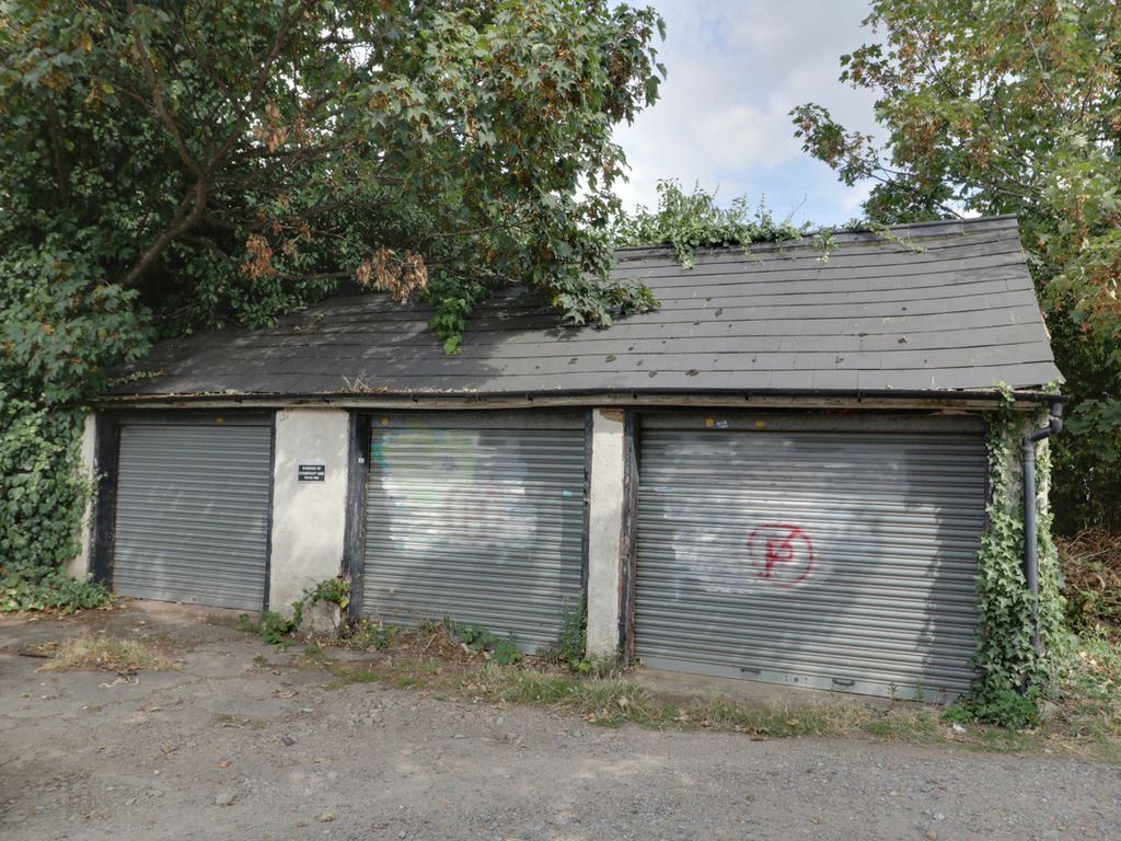 London Road, Benfleet SS7, Parking/garage to let, £3,000 pa - Zoopla