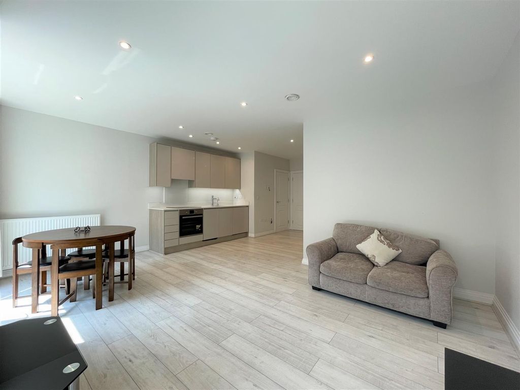 Studio to rent in Harefield Road, Uxbridge UB8, £1,300 pcm - Zoopla