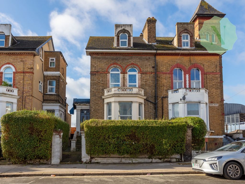 3 bed flat to rent in Upper Grove, South Norwood SE25, £2,050 pcm - Zoopla