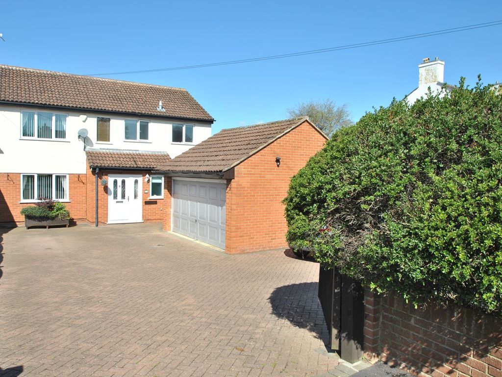 5 bed detached house for sale in Cheltenham Road, Bishops Cleeve ...