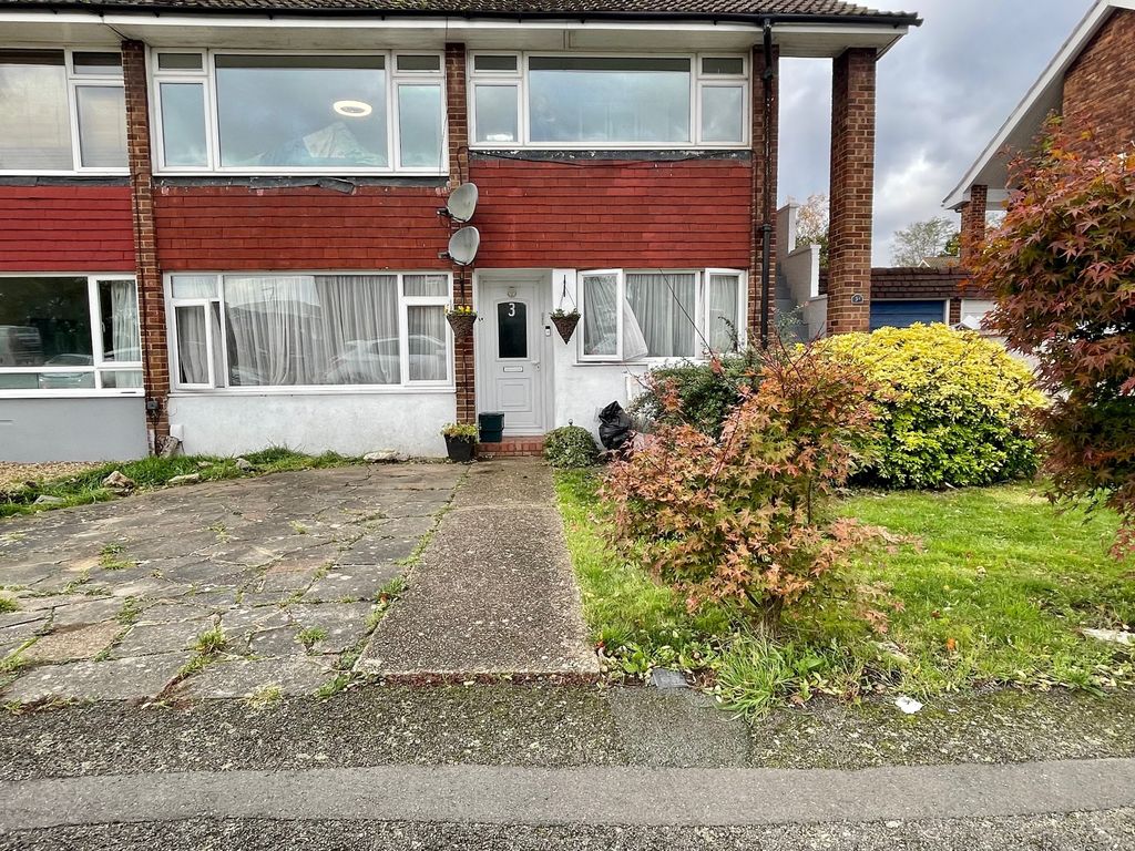 2 bed maisonette for sale in Cedar Way, Sunbury-On-Thames TW16, £ ...