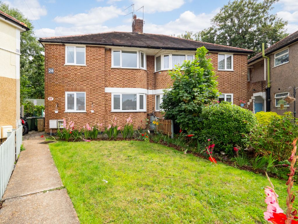 2 Bed Maisonette For Sale In Reynolds Close Carshalton Sm5 £300 000