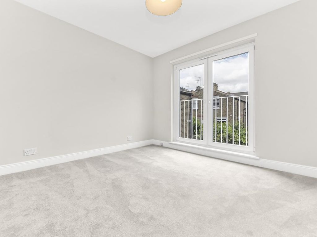 1 bed flat to rent in Latchmere Road, London SW11, £1,800 pcm - Zoopla