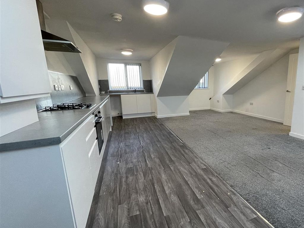 1 bed flat to rent in Sherburn Gardens, Stanks Drive, Leeds LS14, £700 ...