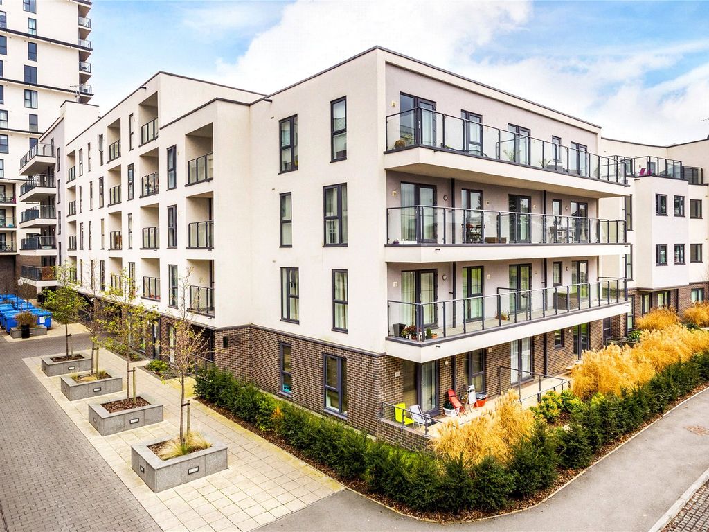 2 bed flat for sale in Bradfield Close, Woking GU22, £335,000 - Zoopla