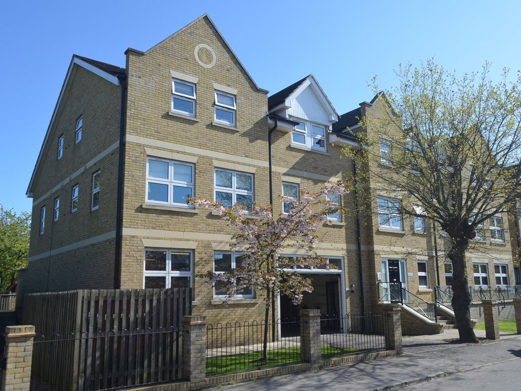 2 bed flat to rent in Leacroft, Staines-Upon-Thames TW18, £1,395 pcm ...