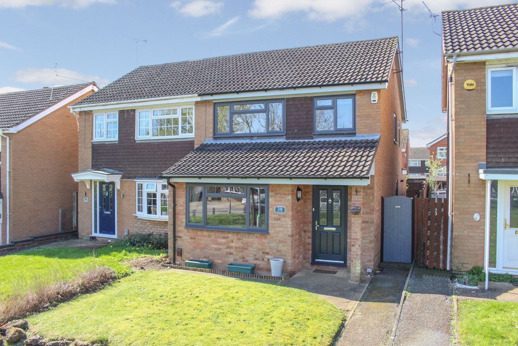 3 Bed Semi Detached House For Sale In Almond Road Leighton Buzzard Lu7