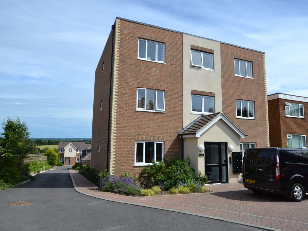 2 bed flat for sale in Green Lane, Chessington KT9, £299,950 - Zoopla