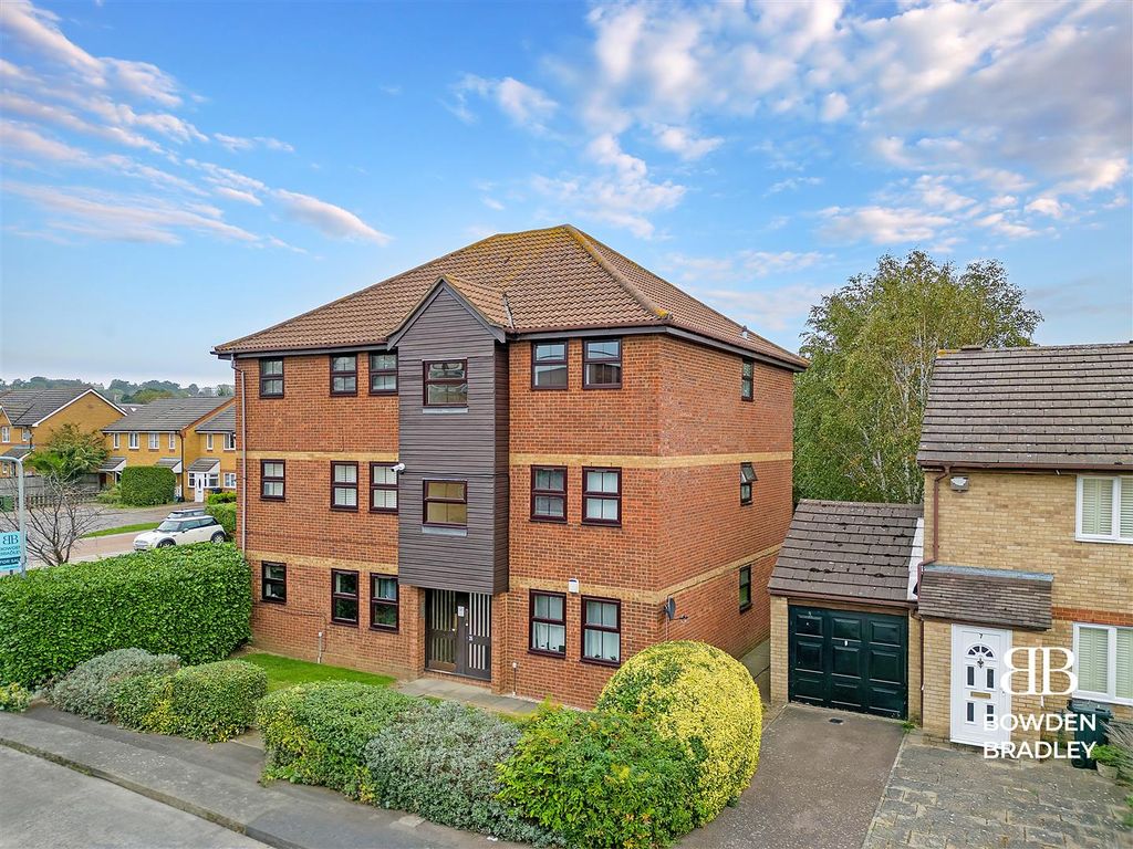 1 bed flat for sale in Maple Close, Ilford IG6, £250,000 - Zoopla