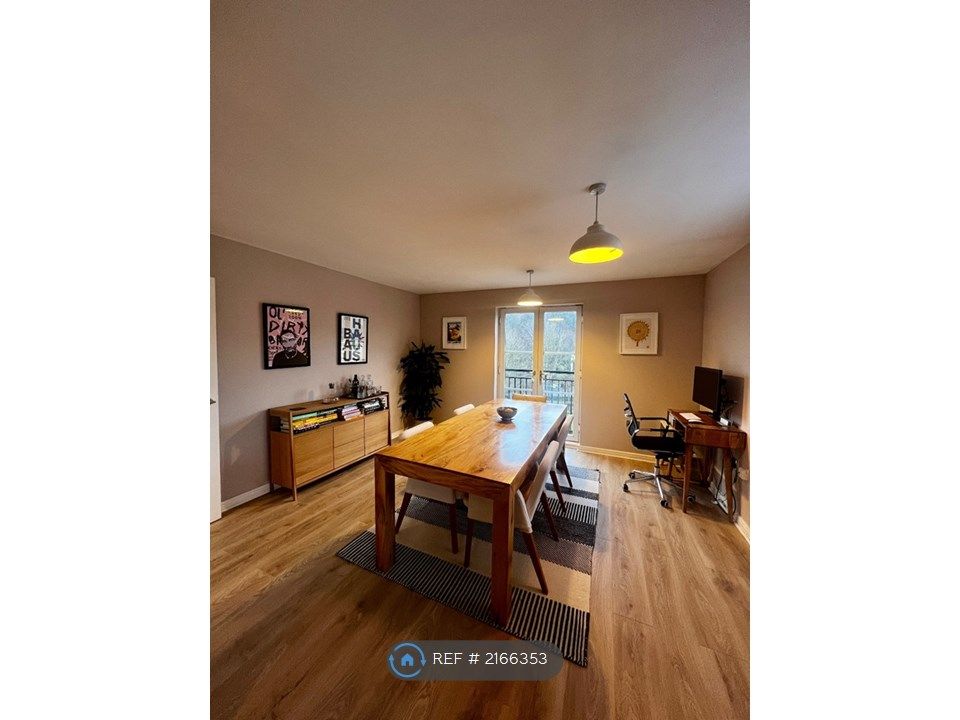 2 bed flat to rent in Leeds, Farsley, Pudsey LS28, £850 pcm - Zoopla