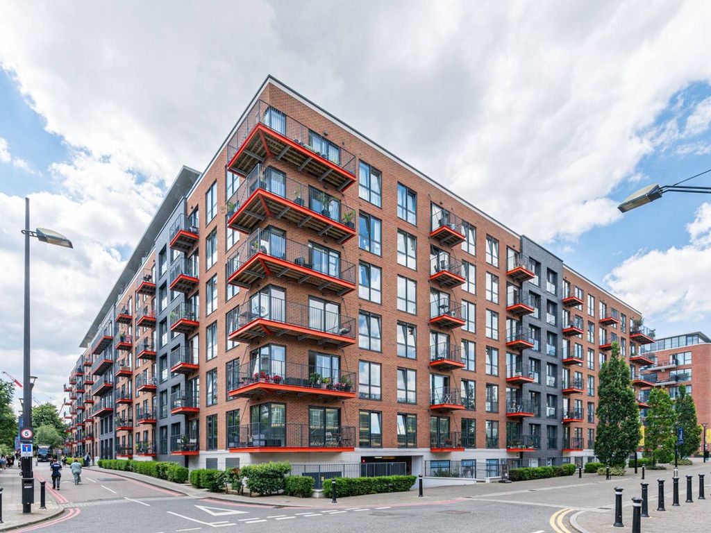 Studio to rent in Major Draper Street, Woolwich, London SE18, £1,750 ...