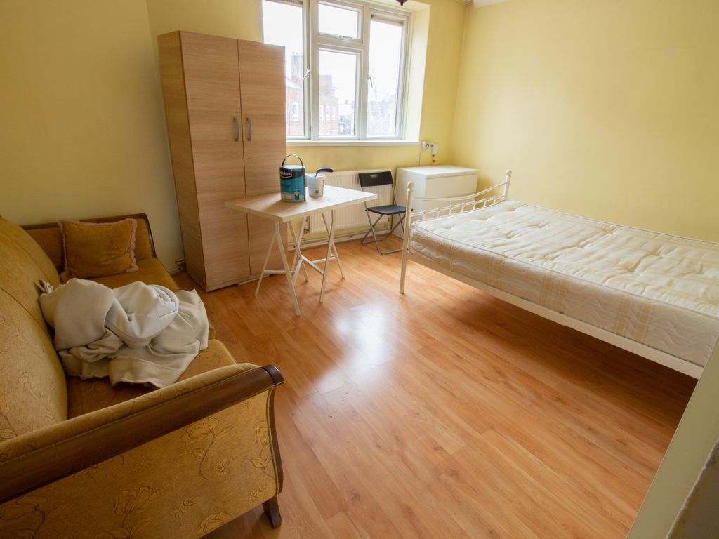 3 bed flat to rent in Courtauld House, Goldsmiths Row, London E2, £ ...