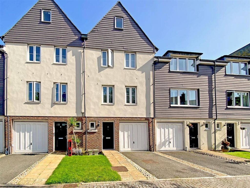 3 bed town house for sale in Pier Road, Littlehampton BN17, £425,000 ...