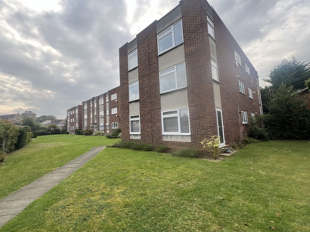 2 bed flat to rent in Holmbury Manor, The Green, Sidcup DA14, £1,499 ...