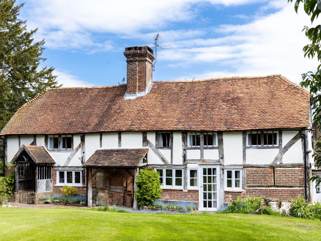 6 Bed Detached House For Sale In Rusper Road Crawley Rh11 £1 200 000