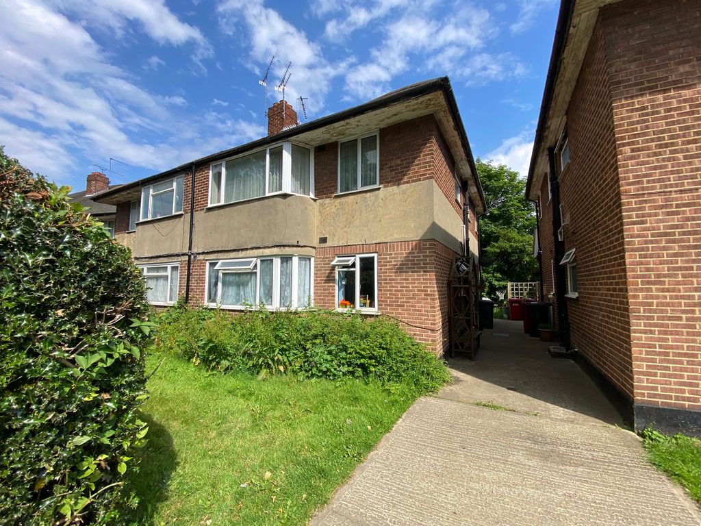 2 bed maisonette for sale in Adelphi Gardens, Slough SL1 - Zoopla