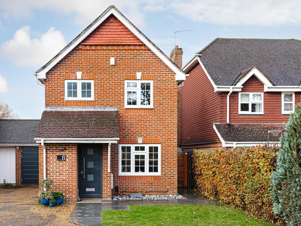 3 Bed Link Detached House For Sale In De Mel Close Epsom Kt19 £