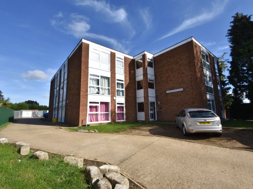2 bed flat for sale in Gainsborough Court, Stockingstone Road, Luton ...