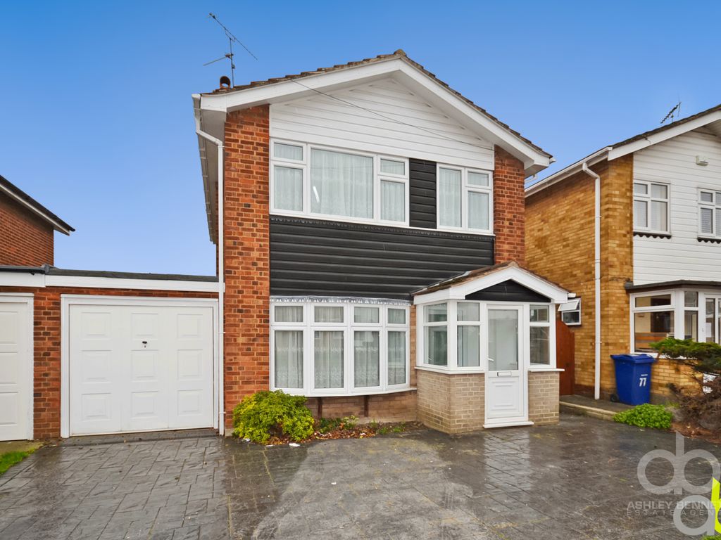 3 Bed Detached House For Sale In Gordon Road Corringham Ss17 £399 995